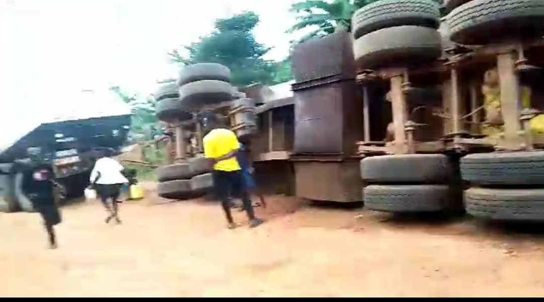 Ituri : Un camion citerne s'est renversé sur l'axe Mahagi-Ngote suite ...